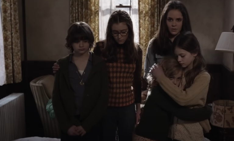 22 Insanely Creepy Scenes That Will Leave You Paralyzed With Fear